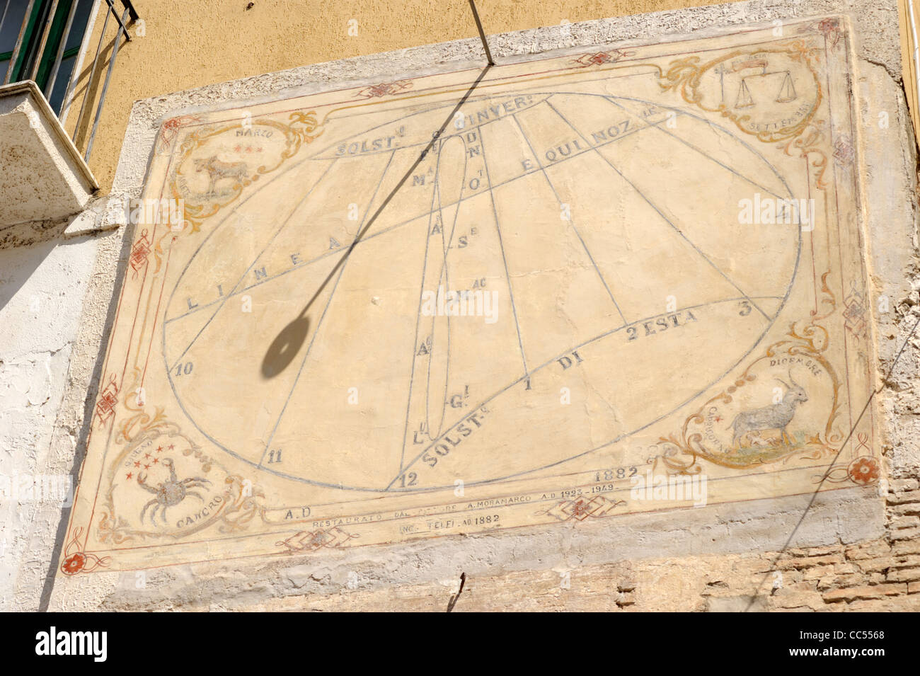 Sundials hi-res stock photography and images - Alamy