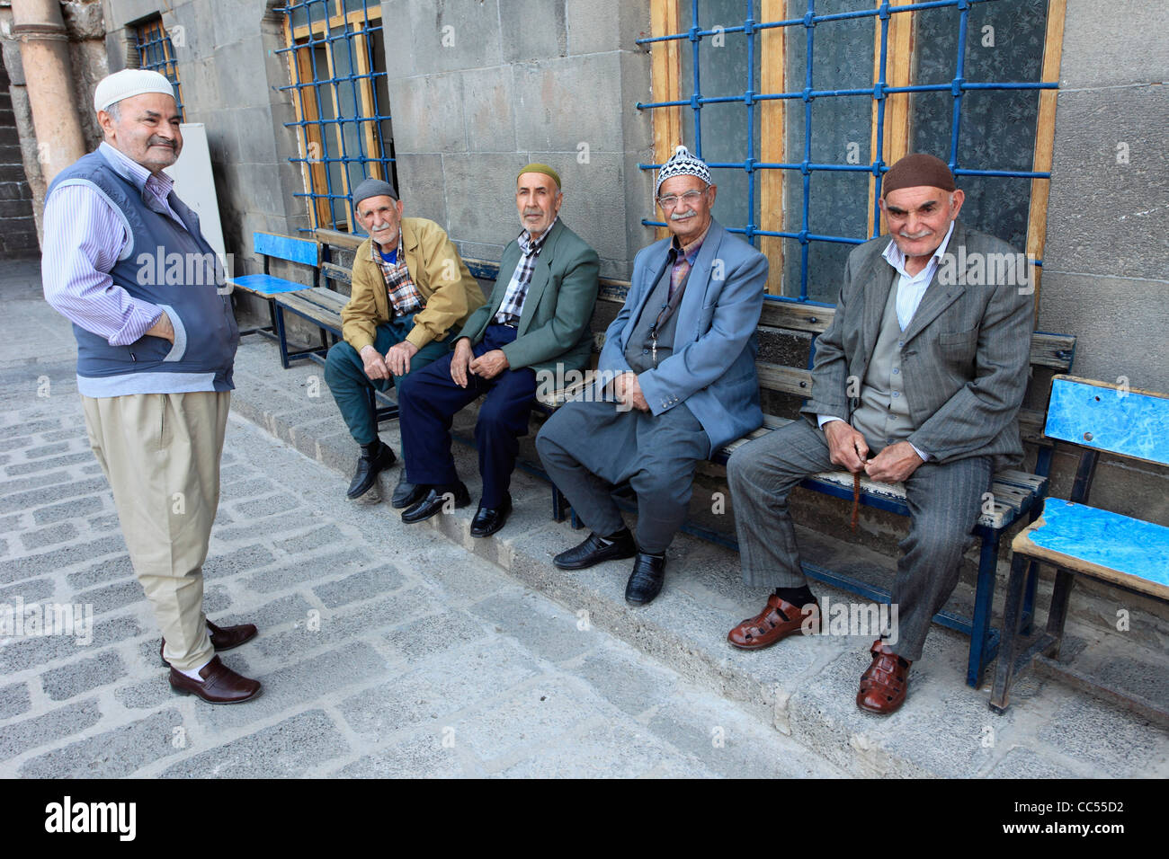 Old men people hi-res stock photography and images - Alamy