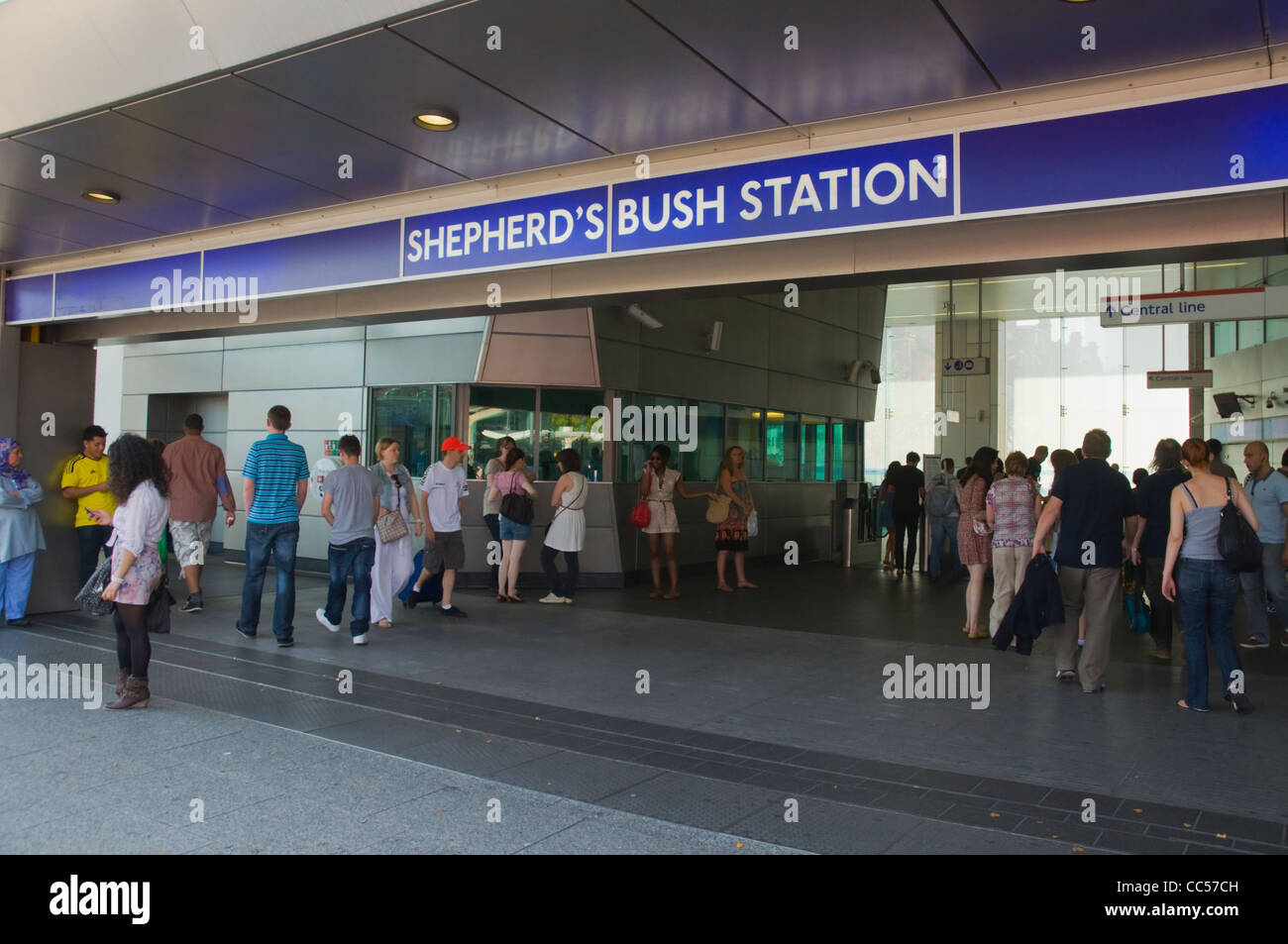 Shepherds bush underground station hi-res stock photography and images ...