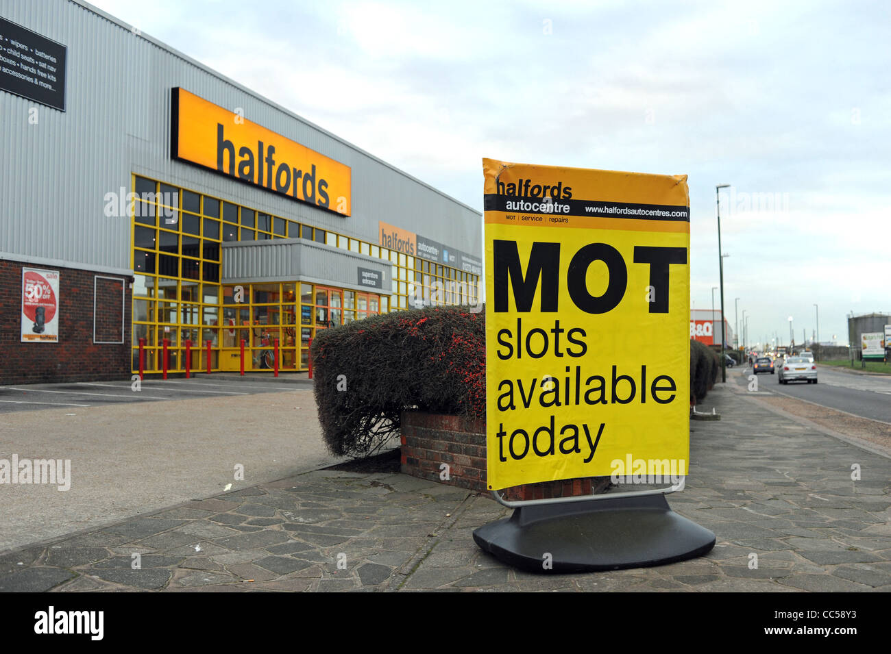 Halfords store hi-res stock photography and images - Alamy