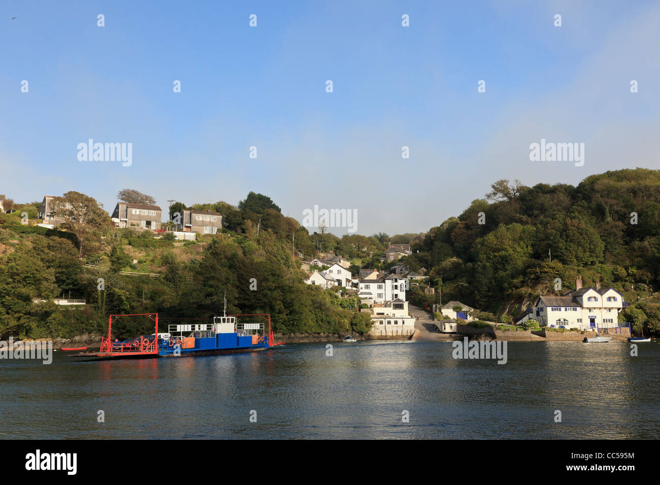 Car ferry crossing river to Bodinnick village and Daphne Du Maurier's ...