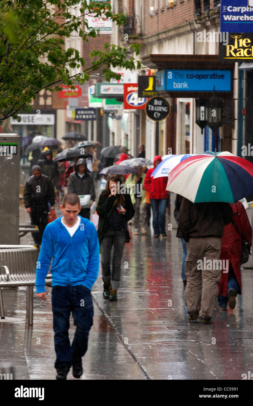 People getting wet hi-res stock photography and images - Alamy