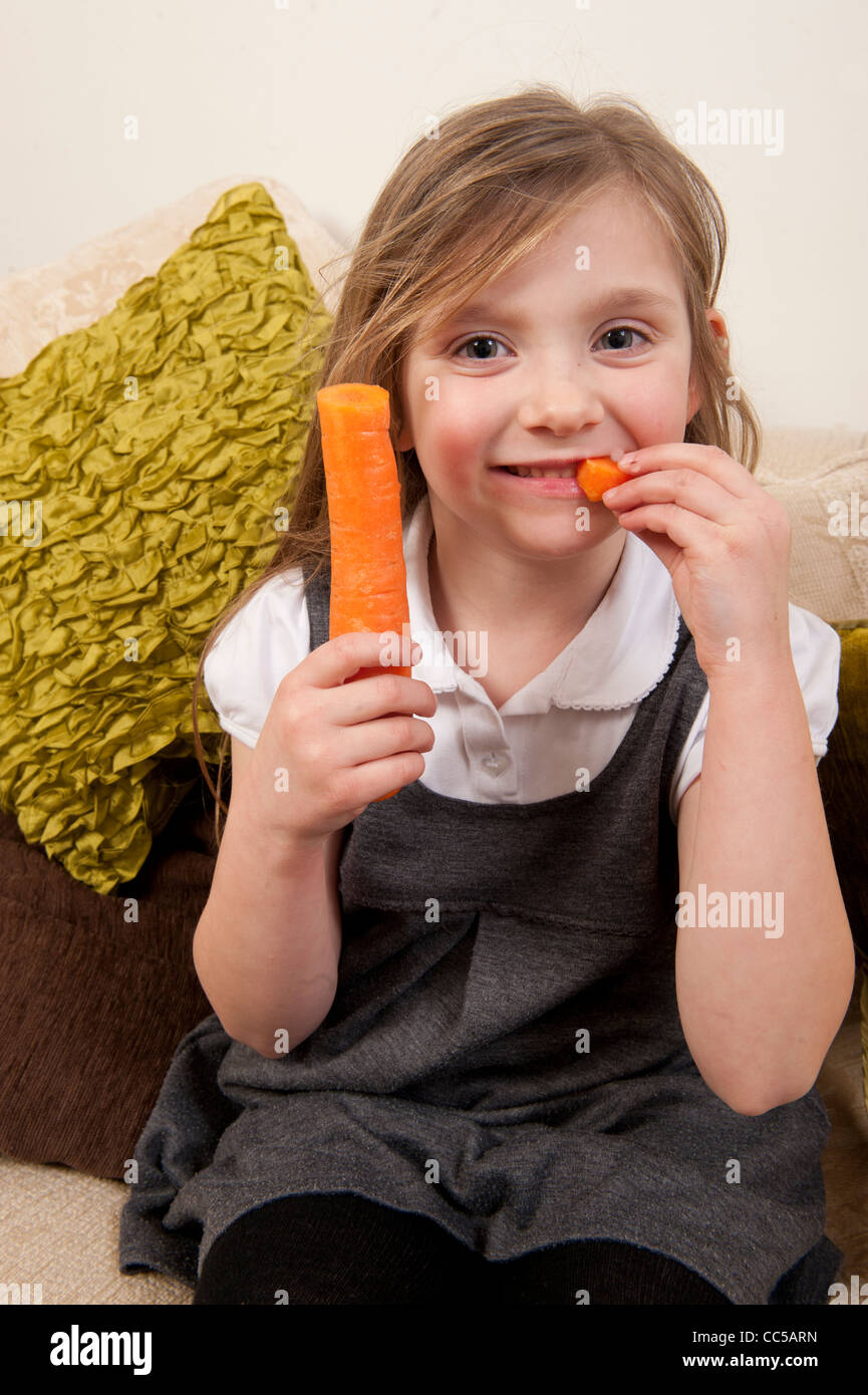 Young child girl eating carrot. Picture By Pete Gawlik Stock Photo - Alamy