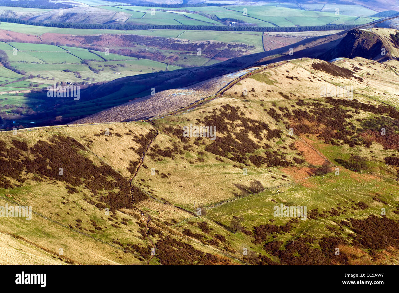 The Great Ridge viewed from the top of Mam Tor in the Peak District ...