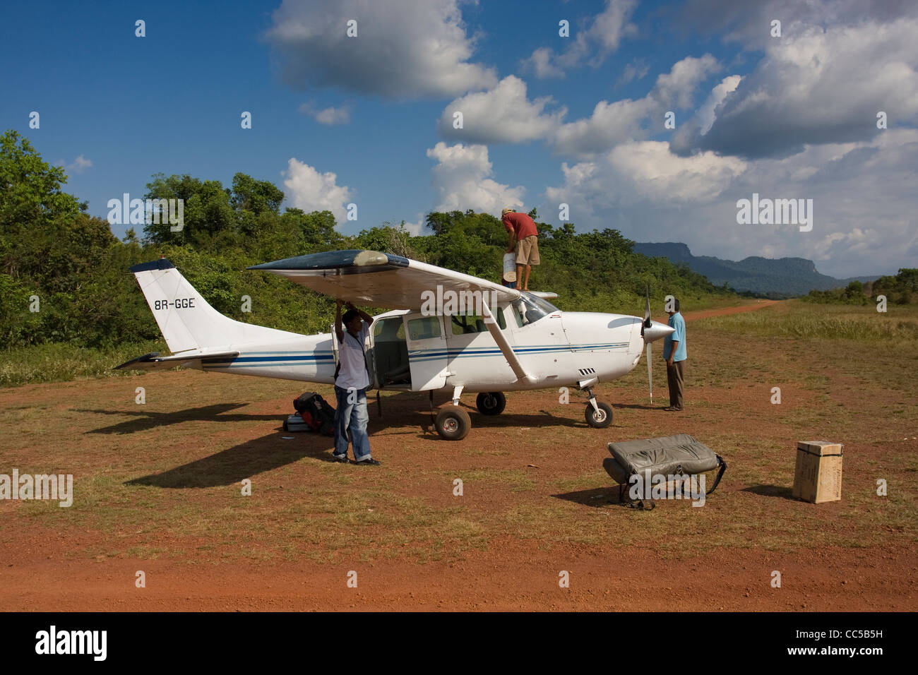 Aircraft stop hi-res stock photography and images - Alamy