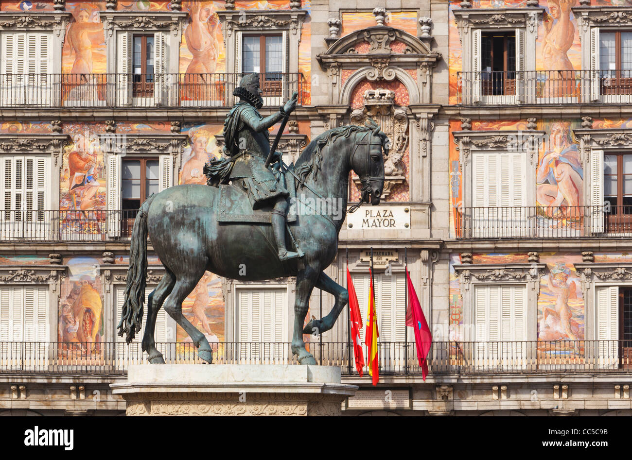 Madrid, Spain. Plaza Mayor. Equestrian statue of King Felipe III Stock ...