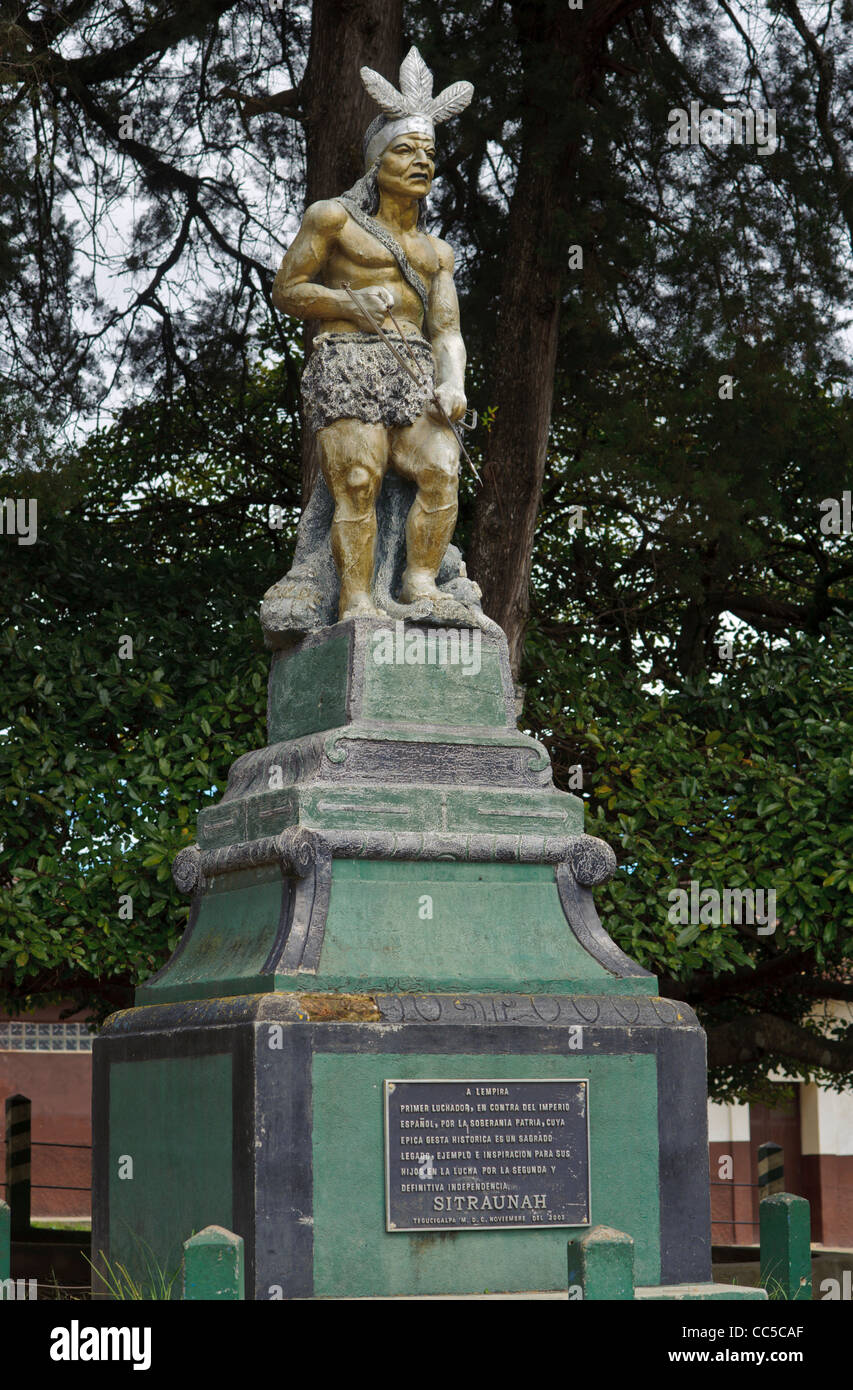 Native indian chief statue hi-res stock photography and images - Alamy