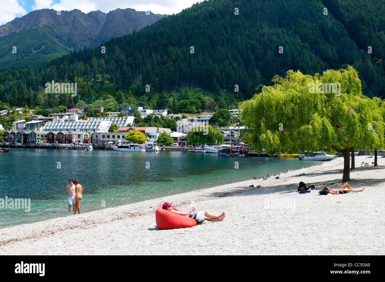 The beach along Queenstown Bay Queenstown New Zealand Stock Photo - Alamy