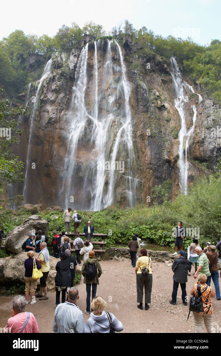 People visiting waterfall hi-res stock photography and images - Alamy