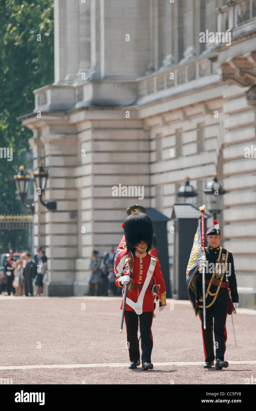Changing of the guard ceremony buckingham palace hi-res stock photography and images - Alamy