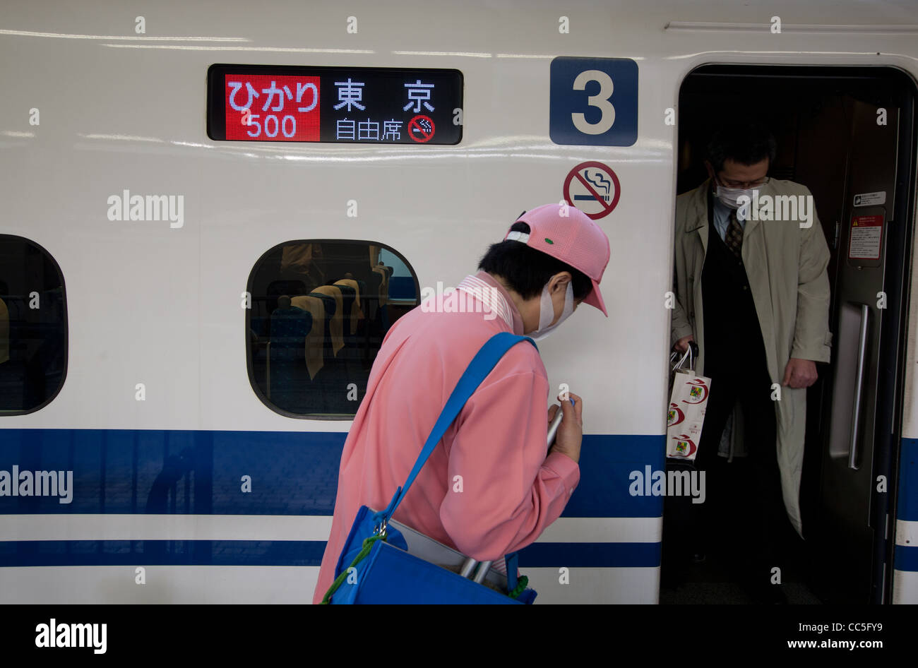 Shinkansen train cleaning hi-res stock photography and images - Alamy