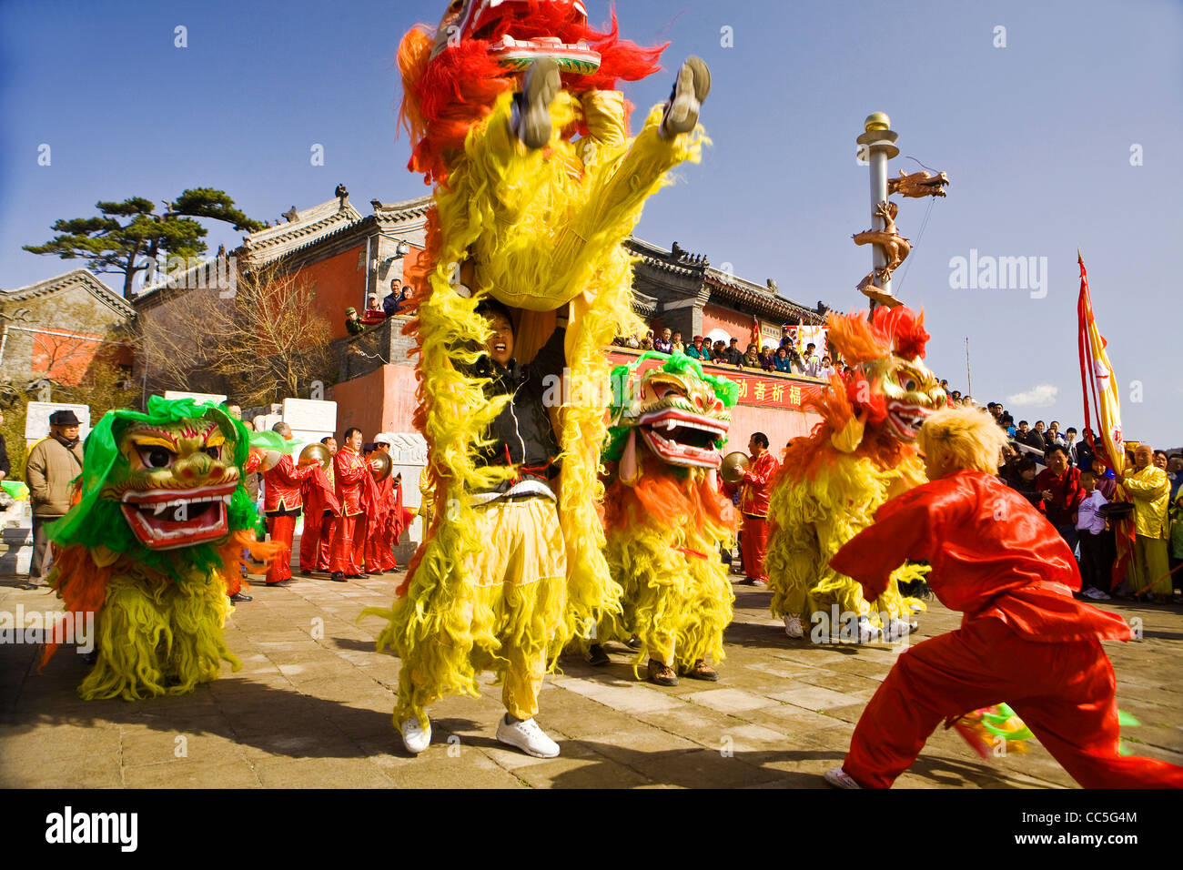 People performing lion dance during temple fair, Miaofeng Mountain ...