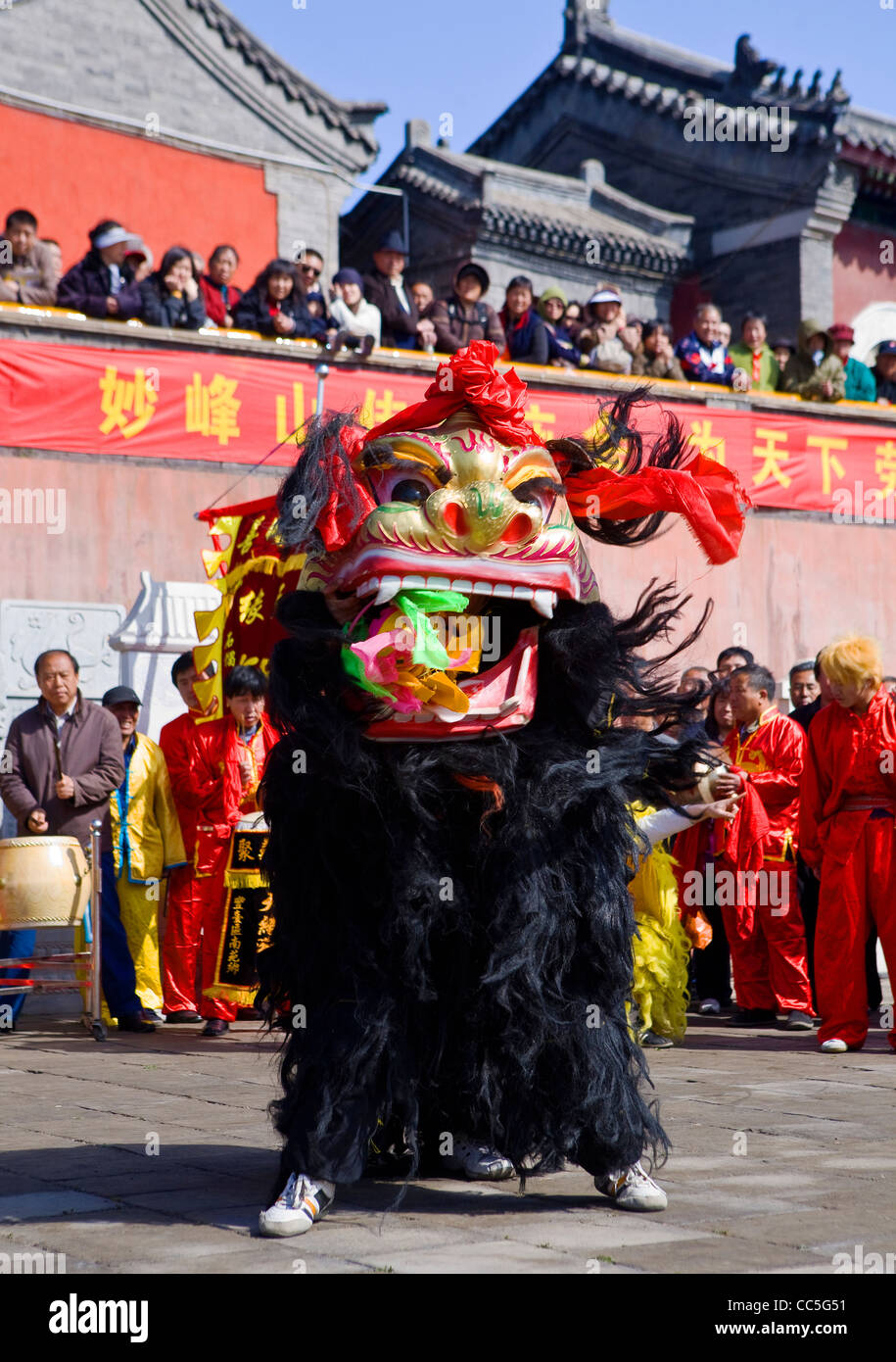 People performing lion dance during temple fair, Miaofeng Mountain ...