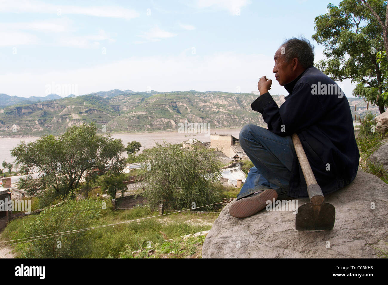 Old man china side hi-res stock photography and images - Alamy