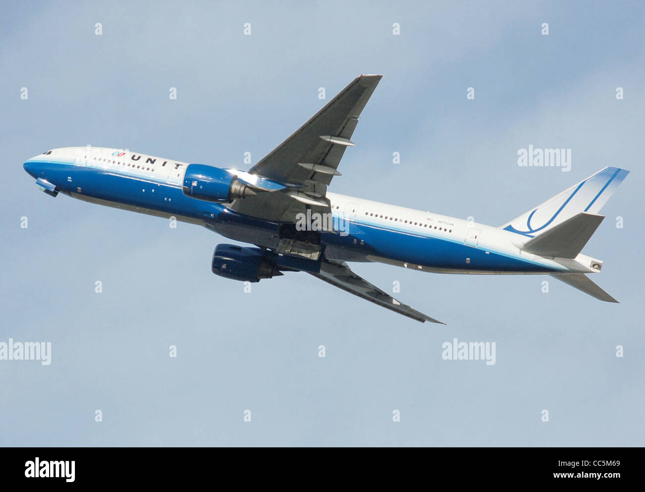 United Airlines Boeing 777-200 (N772UA) takes off from London Heathrow ...