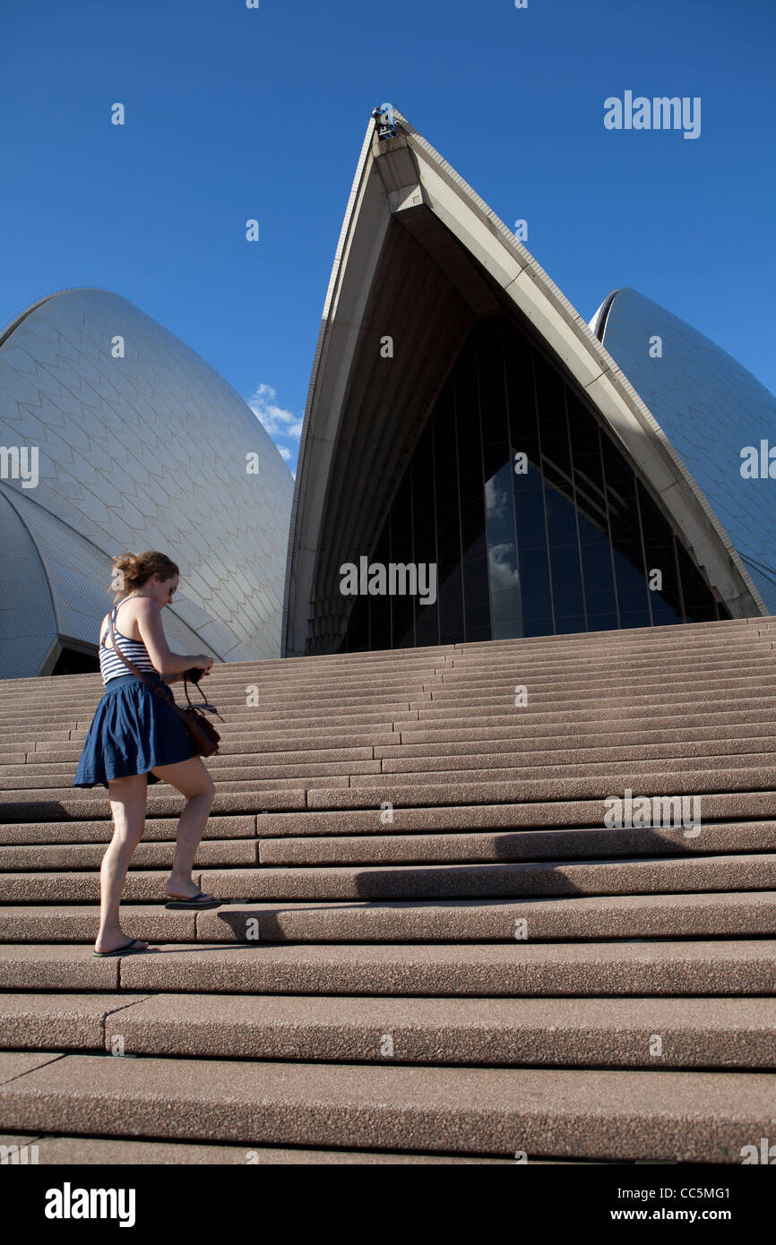 The iconic roof and design of the Sydney Opera House, Sydney Harbour ...