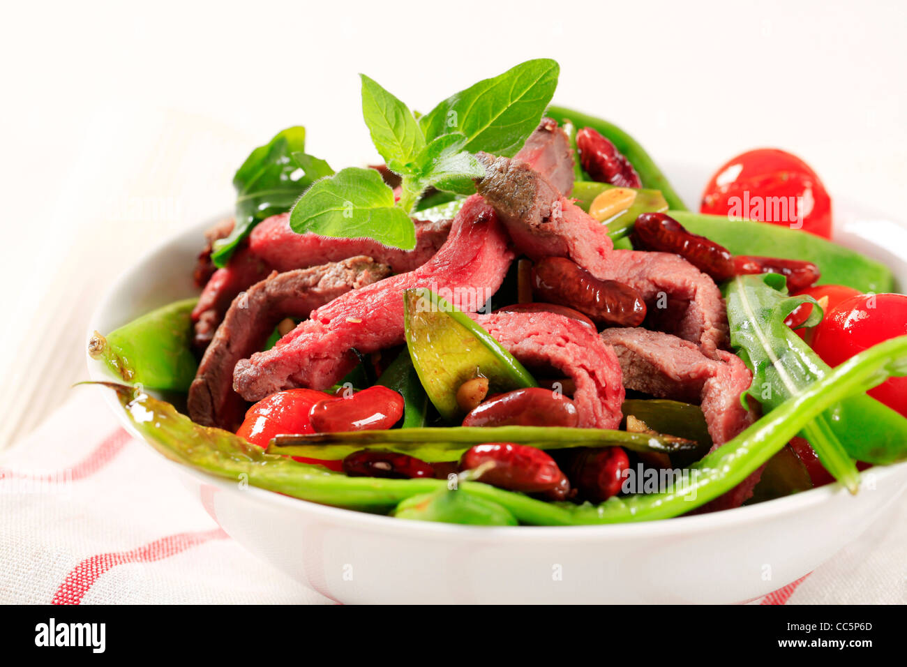 Vegetable salad with strips of roast beef Stock Photo - Alamy