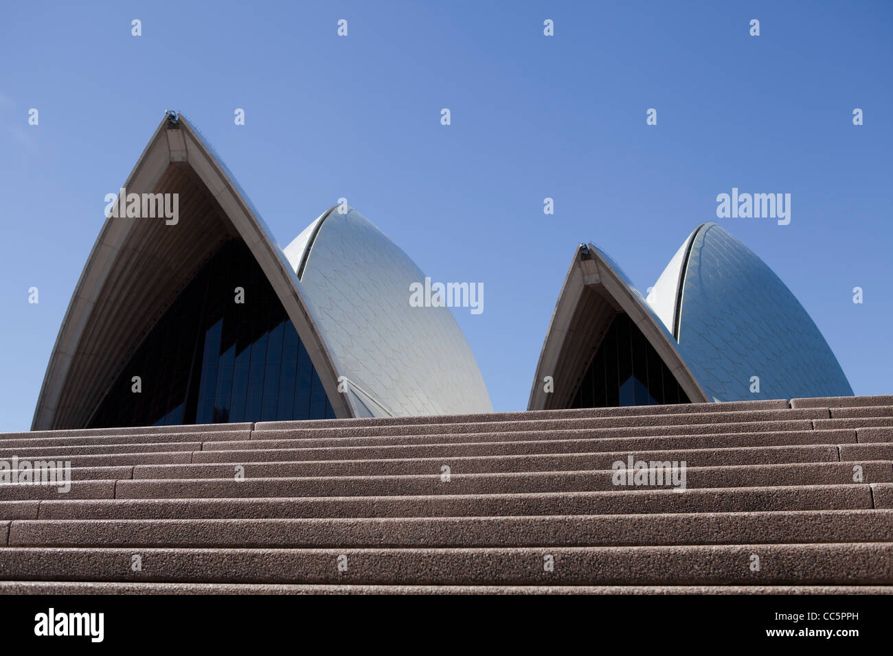 The iconic roof and design of the Sydney Opera House, Sydney Harbour ...
