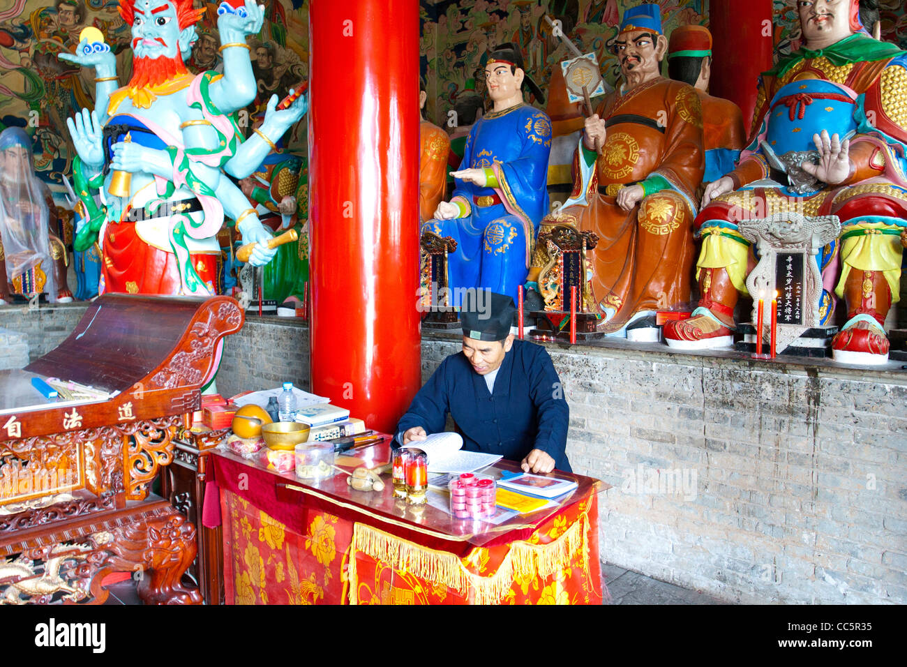 Taoist priest hi-res stock photography and images - Alamy