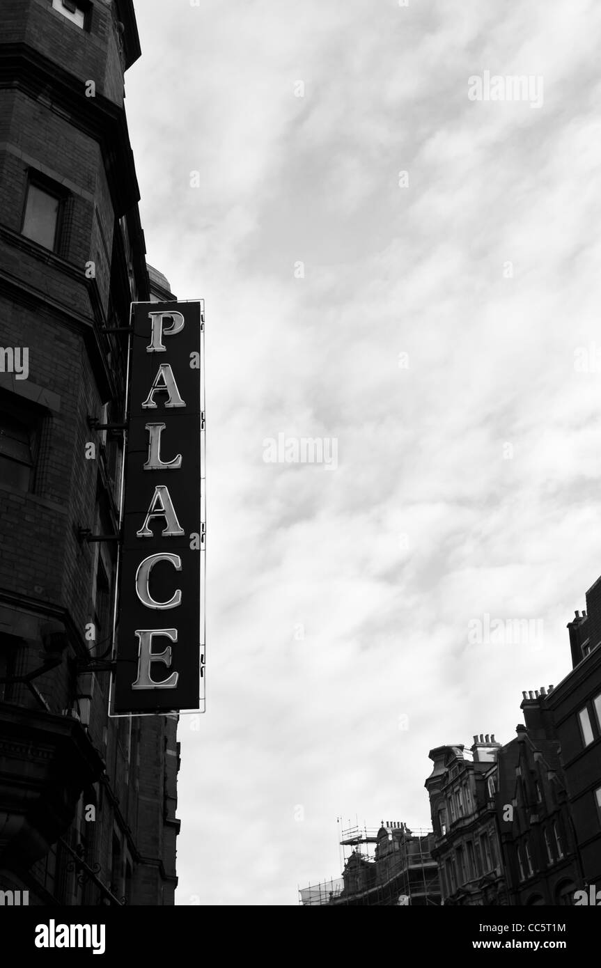 A Palace sign on the Palace Theatre, Shaftsbury Avenue Stock Photo - Alamy
