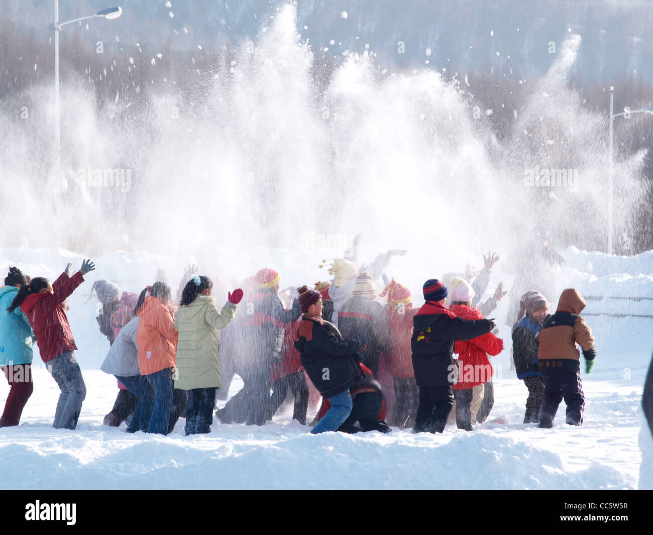 Kids throwing snowballs hi-res stock photography and images - Alamy