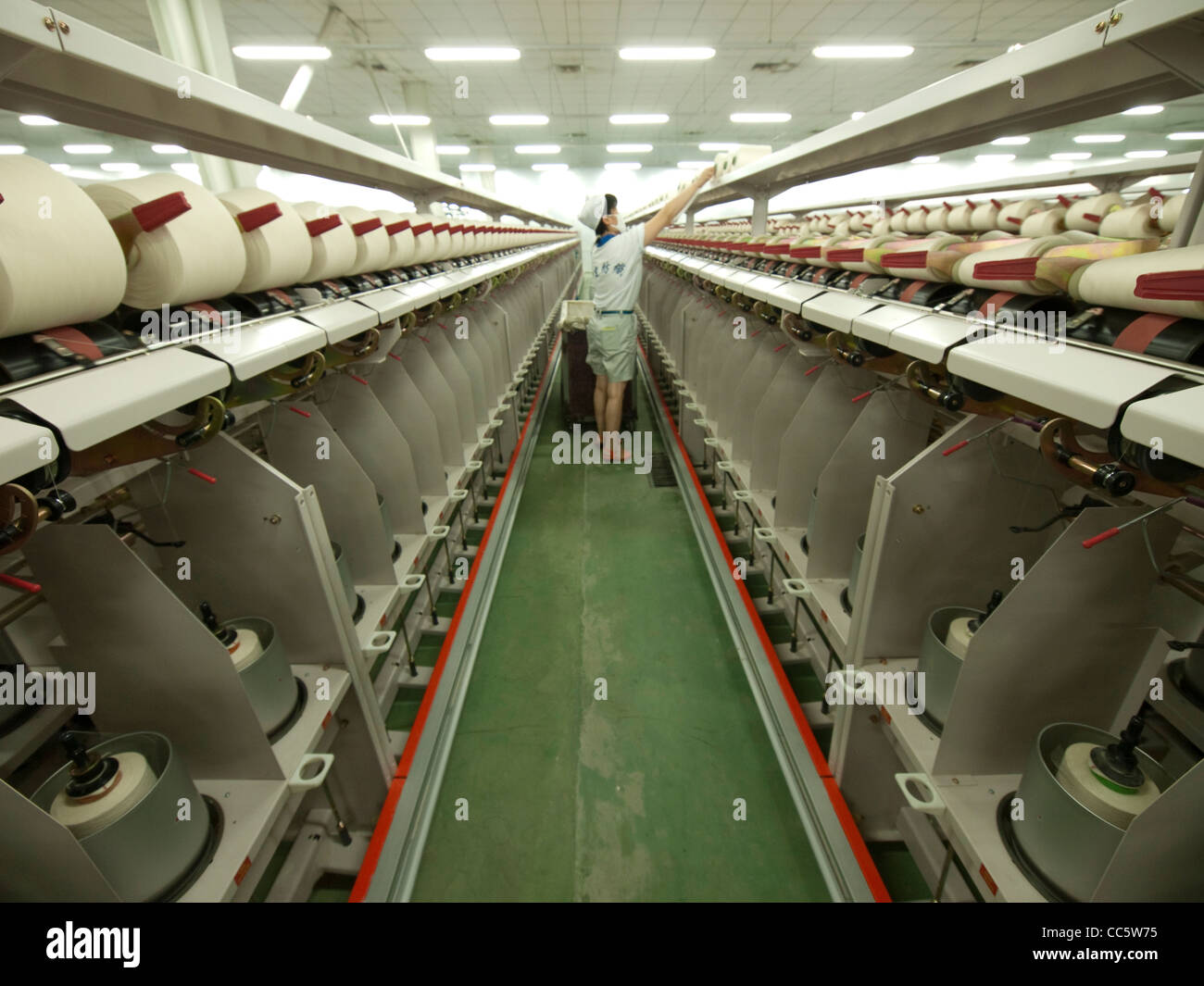 Female factory worker china hi-res stock photography and images - Alamy