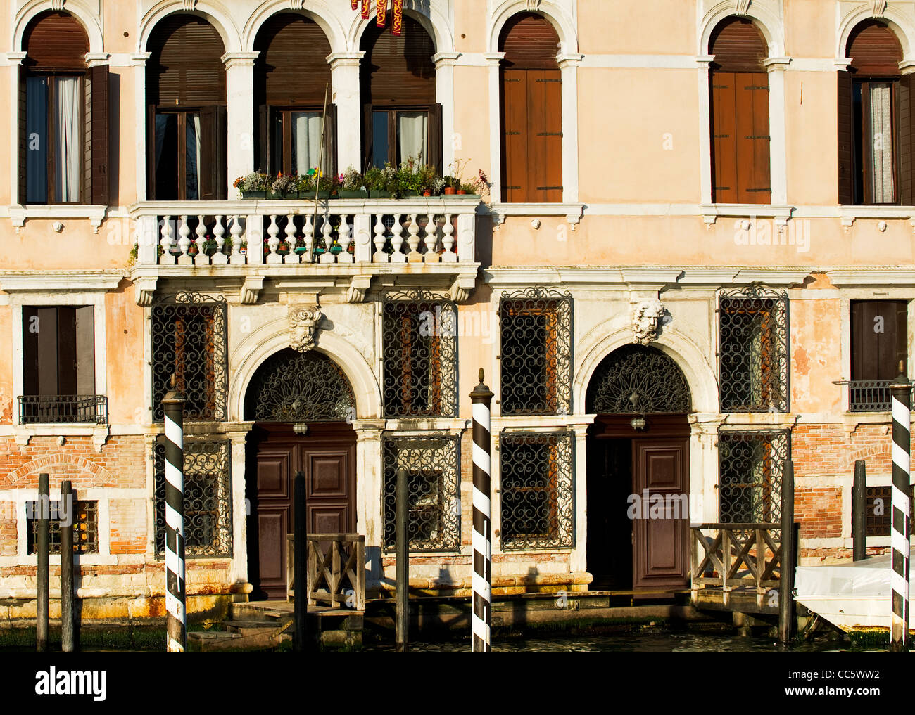 Grand canal venice doorway hi-res stock photography and images - Alamy