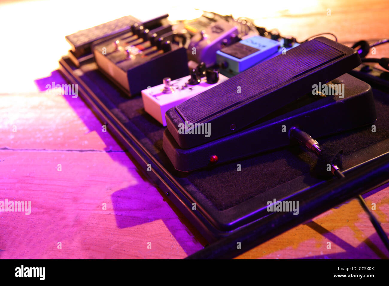 Synthesizer on stage hi-res stock photography and images - Alamy