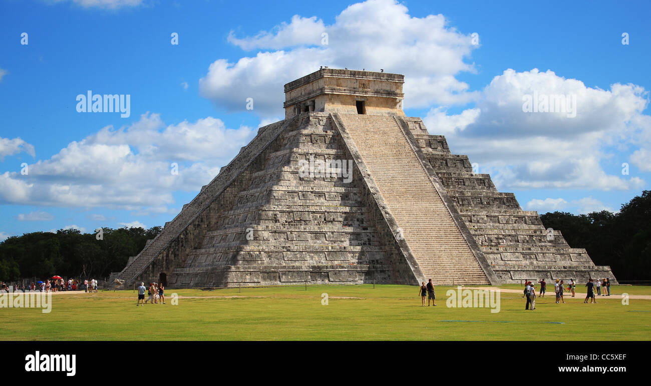 Main pyramid at the Chichen Itza archaeological complex Stock Photo - Alamy