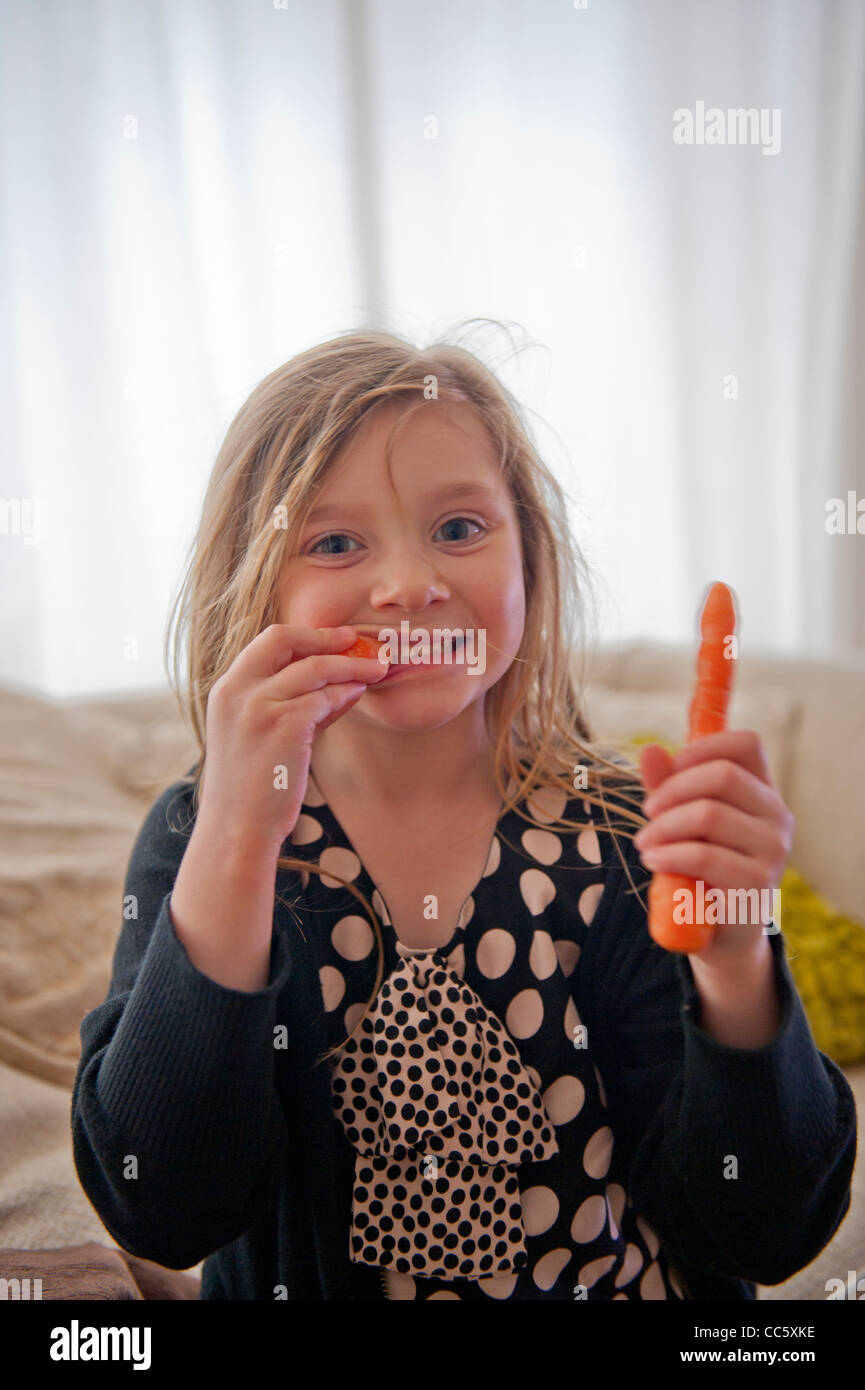 Young child girl eating carrot. Picture By Pete Gawlik Stock Photo - Alamy