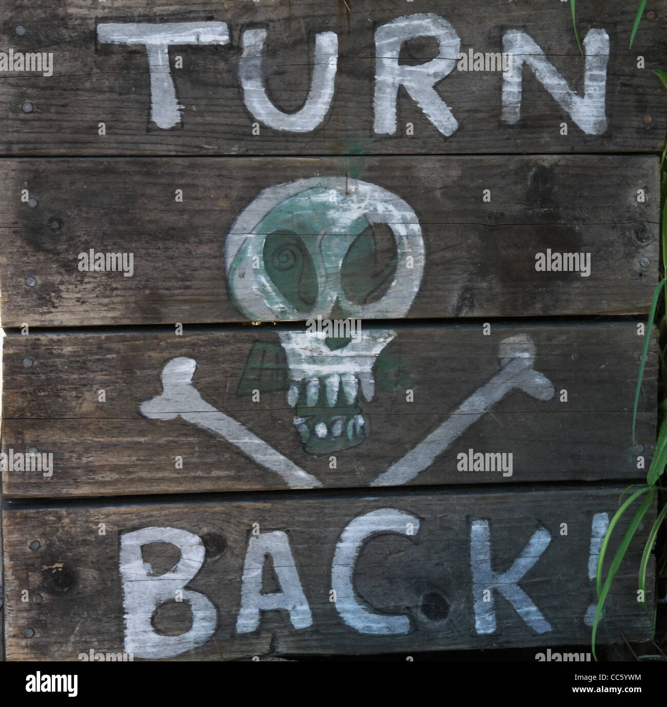 Skull no trespassing sign hi-res stock photography and images - Alamy