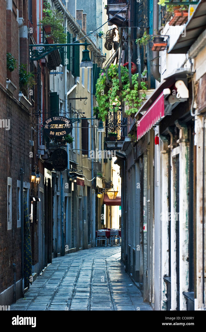 Restaurants in Alleyway, Venice Stock Photo - Alamy