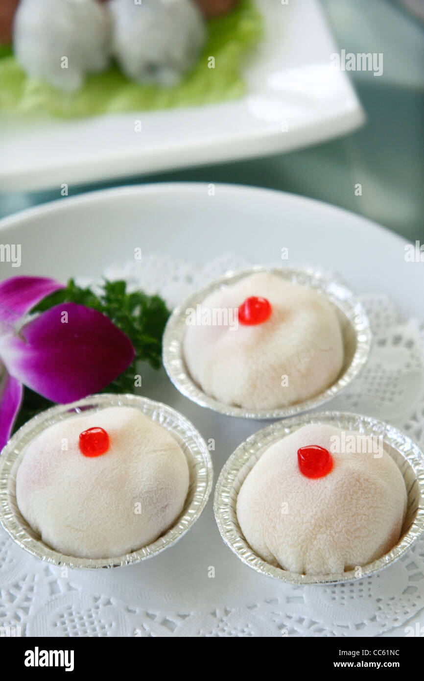 Steamed glutinous rice buns, Kuo Bee Pen Da Restaurant, Shanghai, China ...