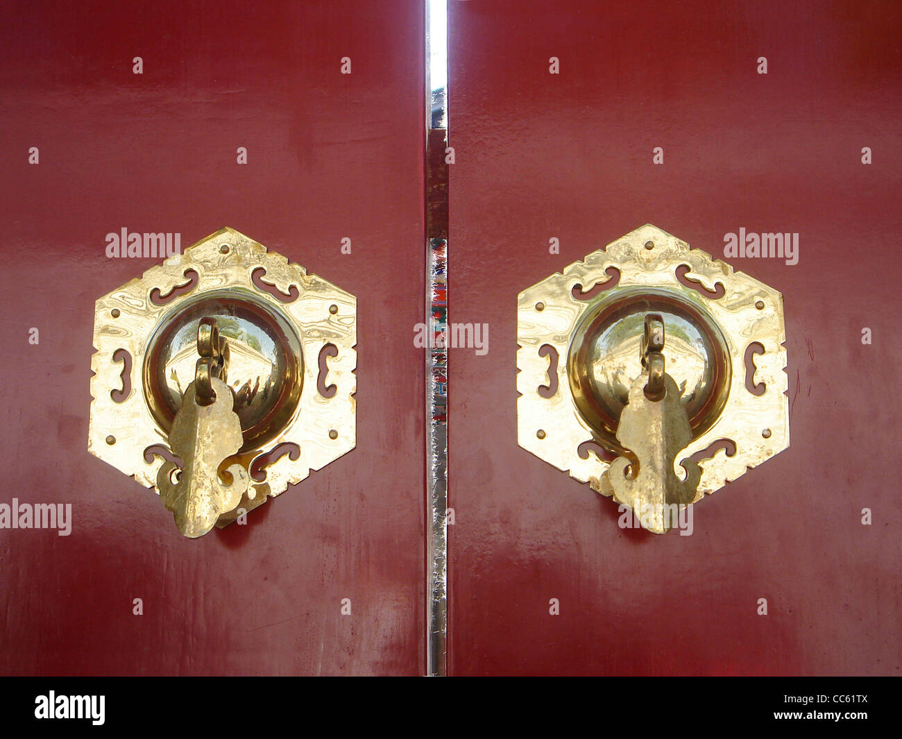 Red door with gilded handle, Prince Kong's Mansion, Beijing, China ...