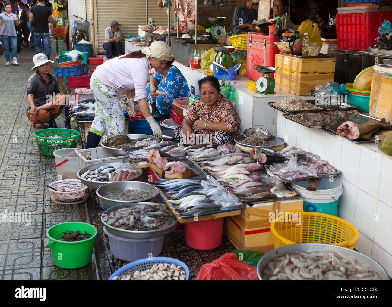 Fish stalls hi-res stock photography and images - Alamy