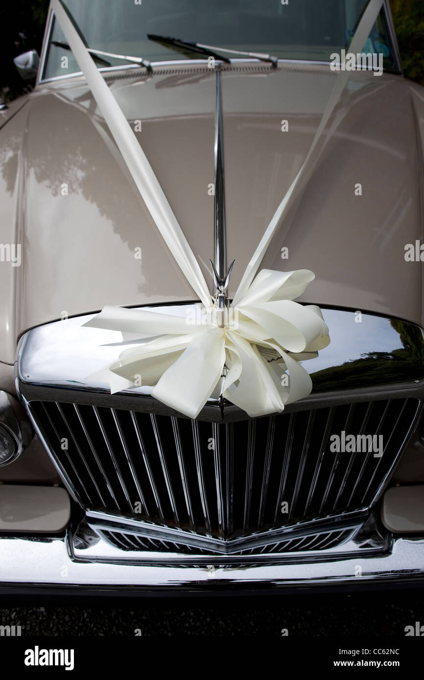 Car decorated with ribbon for wedding day Stock Photo - Alamy
