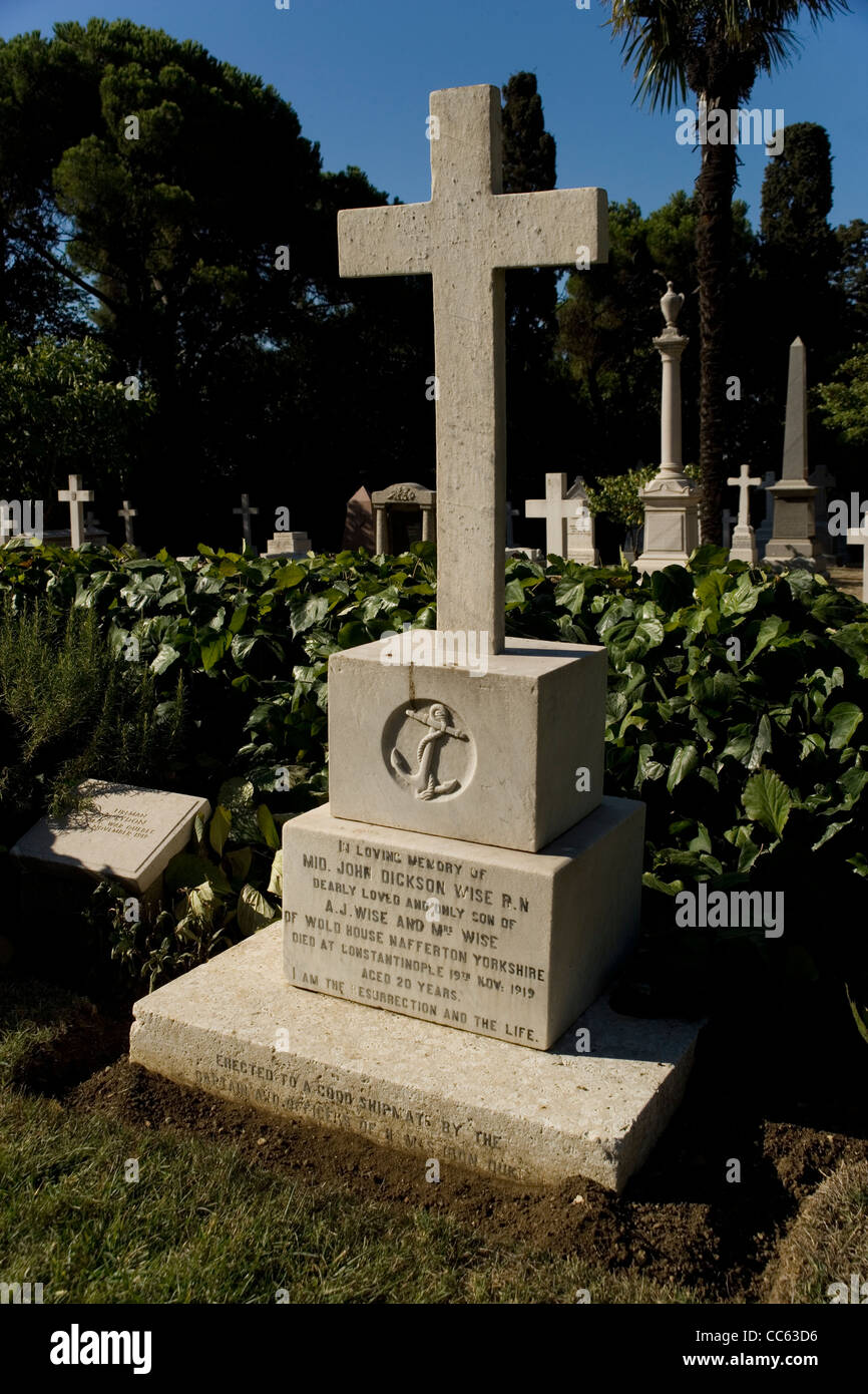 1919 grave and cross in Haidar Pasha Commonwealth War Graves Commision ...
