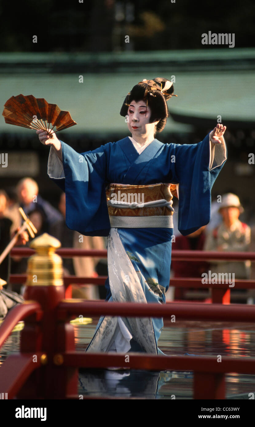 Japan, Tokyo, Meiji Shrine, classical dancer Stock Photo - Alamy