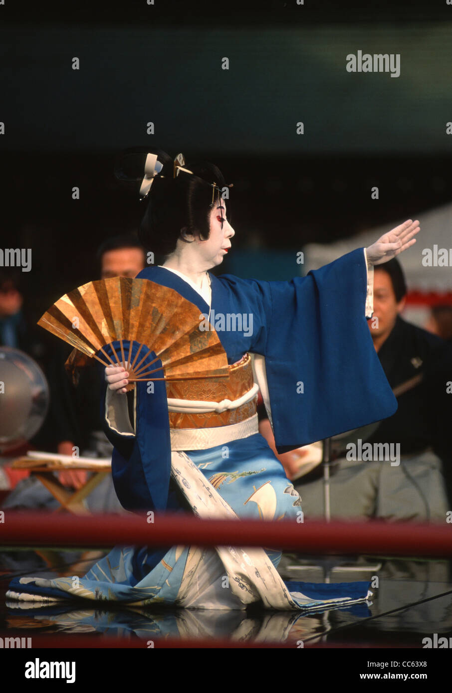 Japan, Tokyo, Meiji Shrine, classical dancer Stock Photo - Alamy