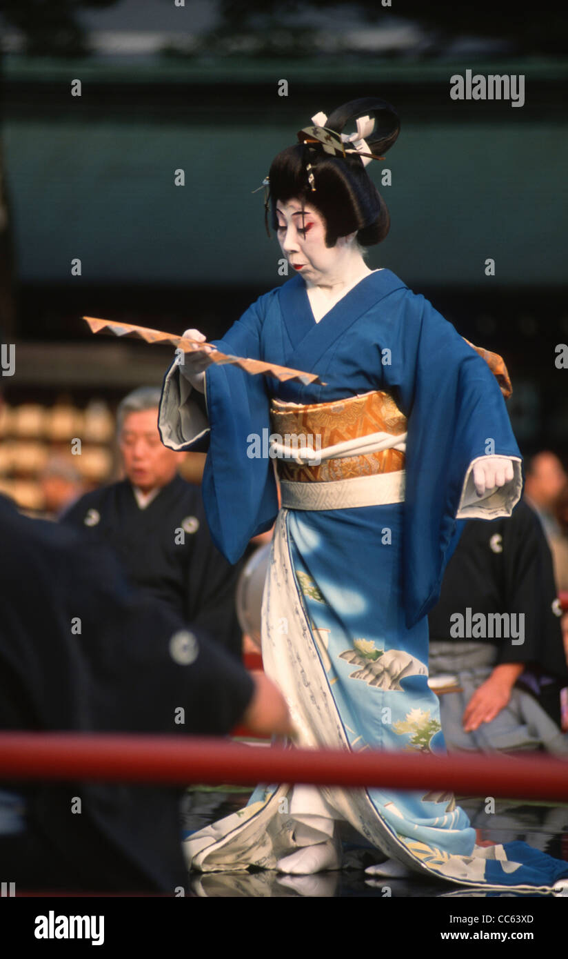 Japan, Tokyo, Meiji Shrine, classical dancer Stock Photo - Alamy