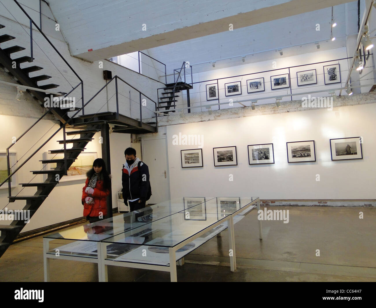 Visiting an art gallery hi-res stock photography and images - Alamy