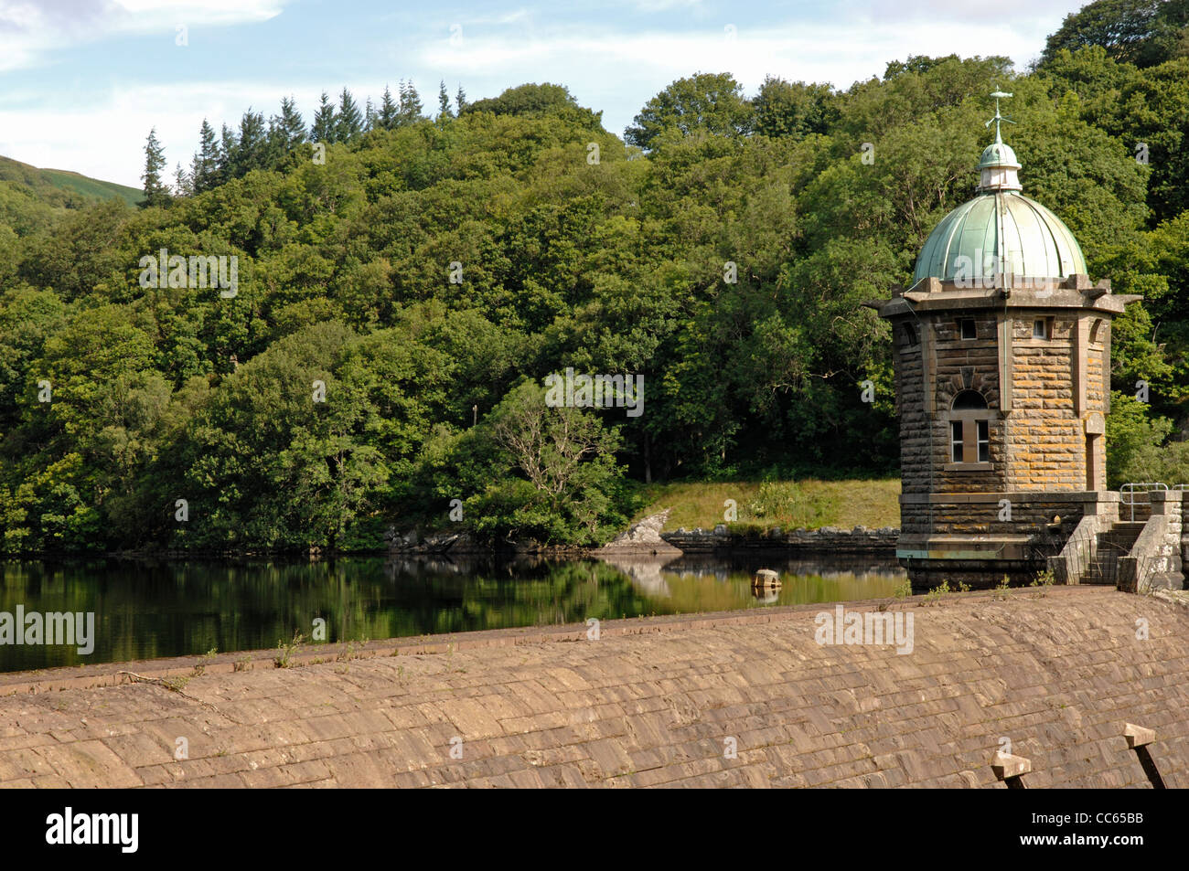 Tower on the Pen y Garreg dam in the Elan Valley in Powys, Wales Stock ...