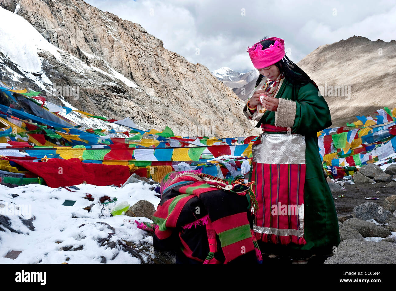 Tibetan women hi-res stock photography and images - Alamy