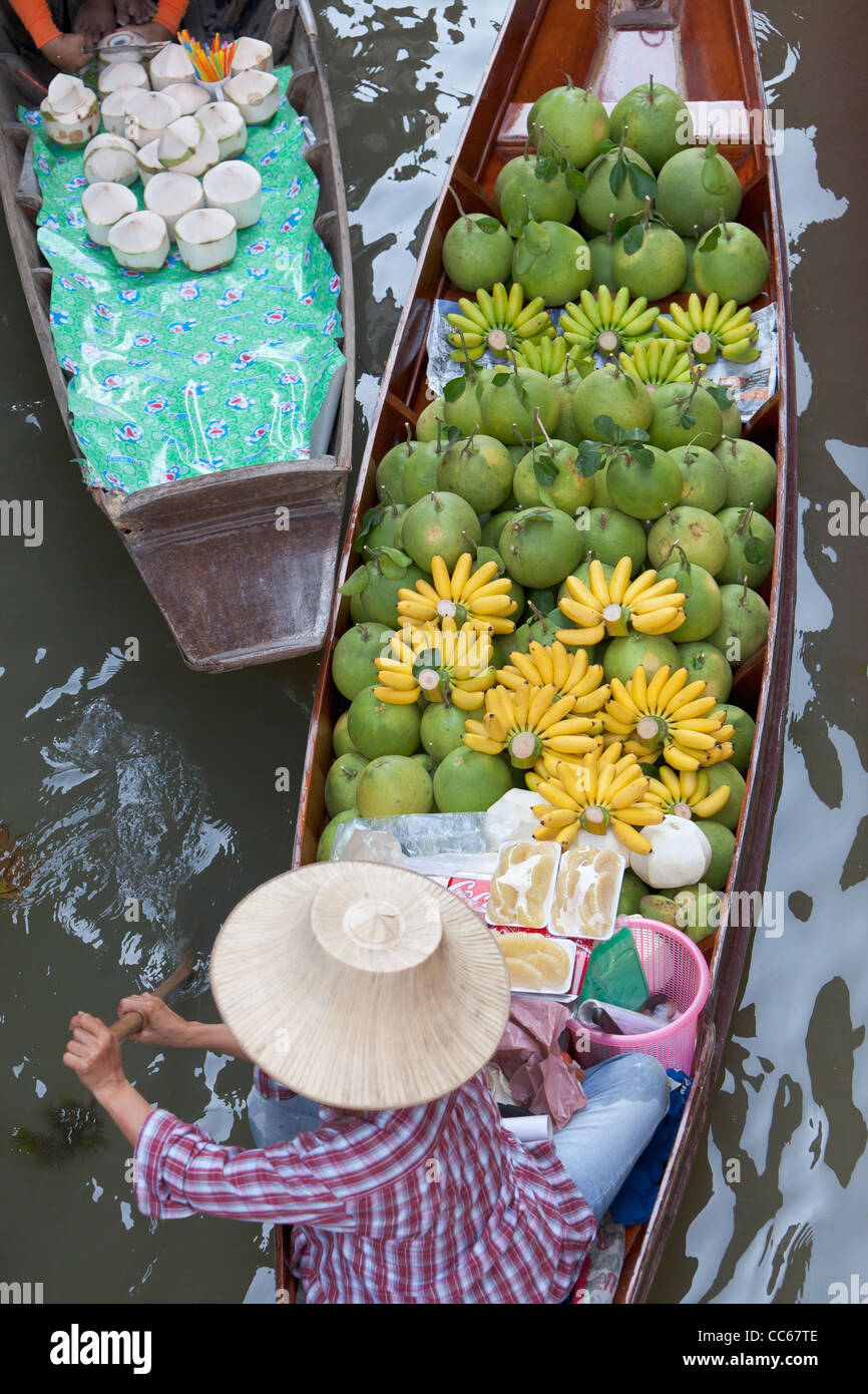 Boats at the Damnoen Saduak floating market, Thailand Stock Photo - Alamy