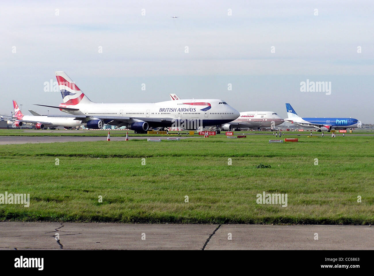 Four aircraft queue at London Heathrow Airport (England), for take off ...