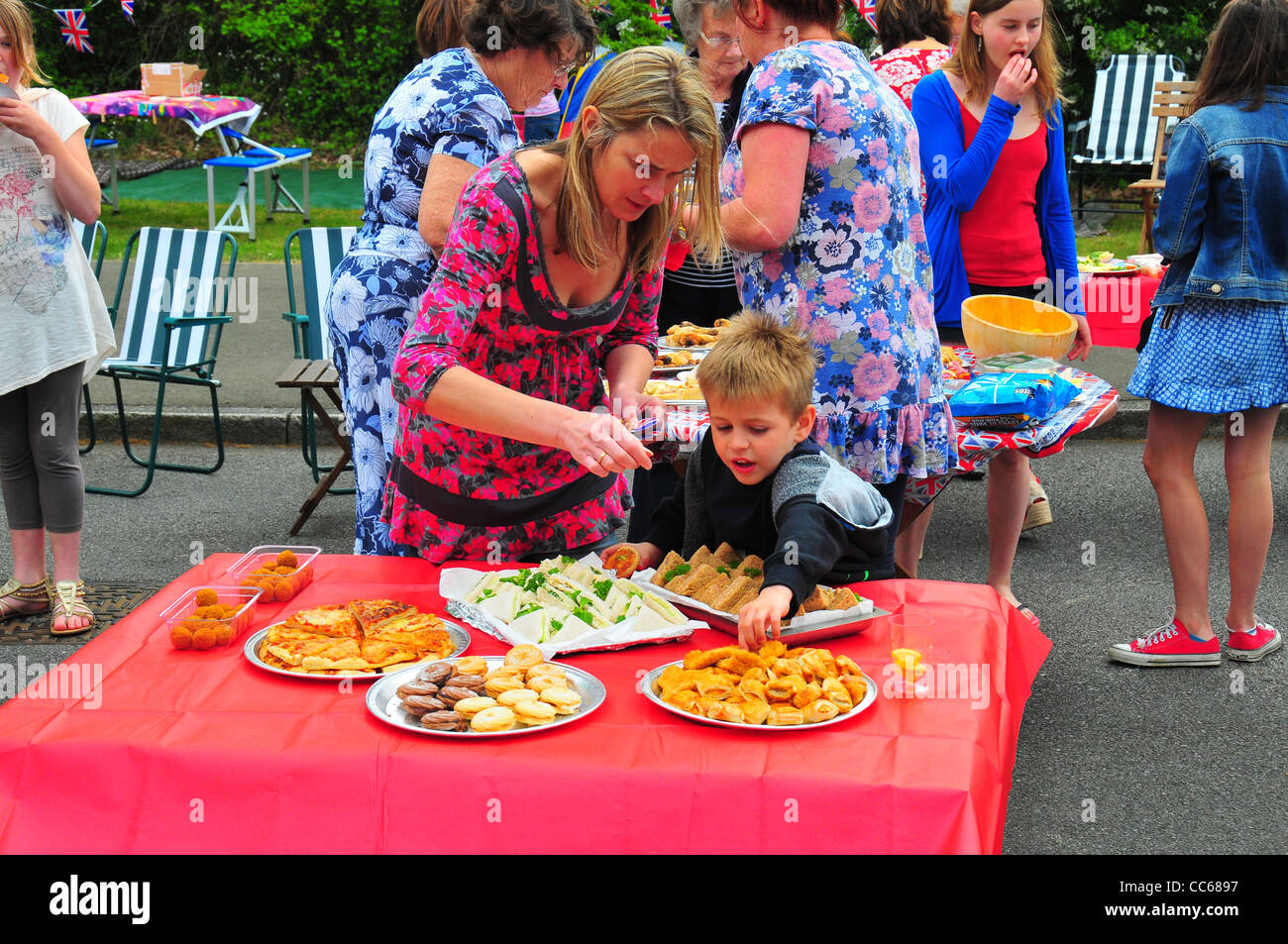 Royal street party table hi-res stock photography and images - Alamy