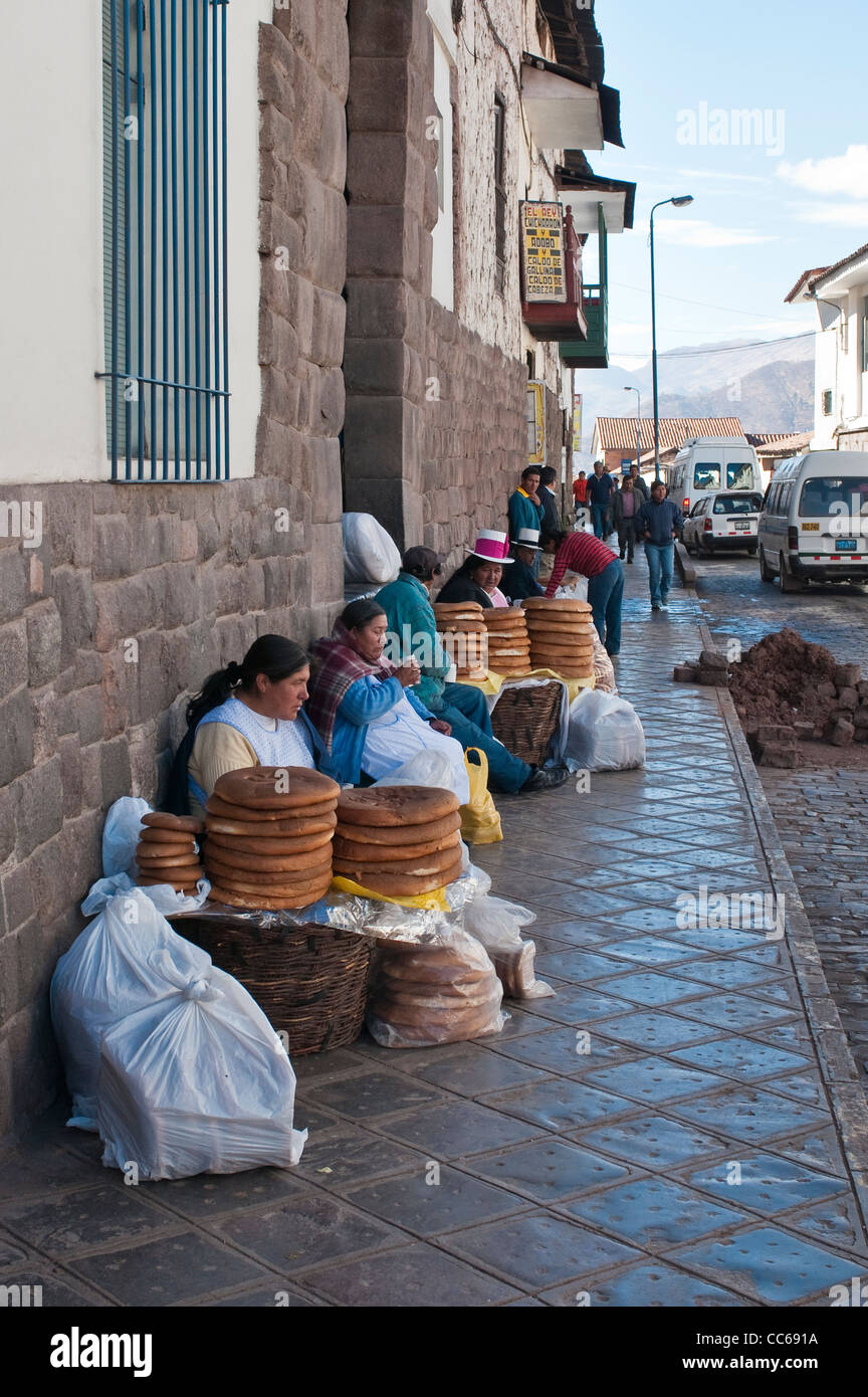 Oro pesa "Chuta" (pan or bread) street vendors in Cusco, Peru Stock ...