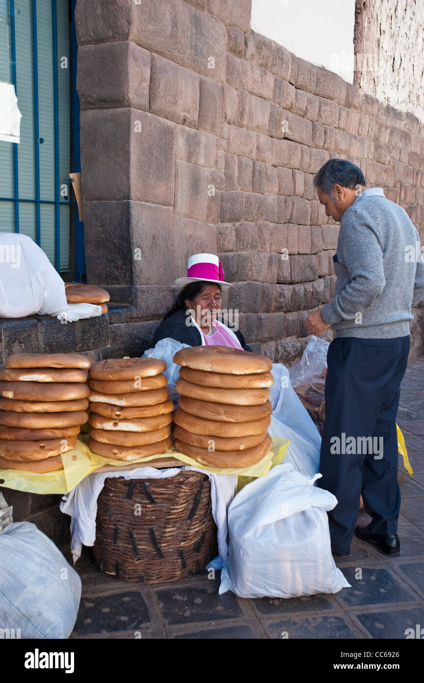 Oro pesa "Chuta" (pan or bread) street vendors in Cusco, Peru Stock ...