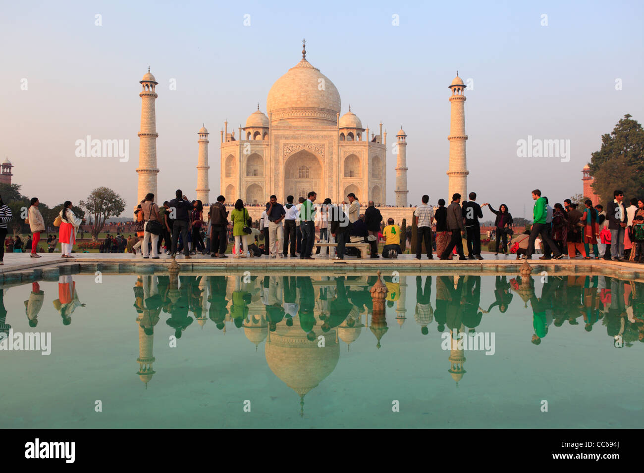 Taj mahal india crowded hi-res stock photography and images - Alamy