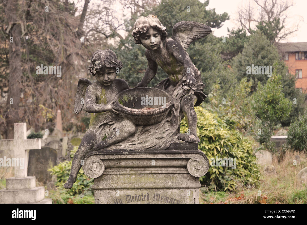 Two angels sculpture hi-res stock photography and images - Alamy